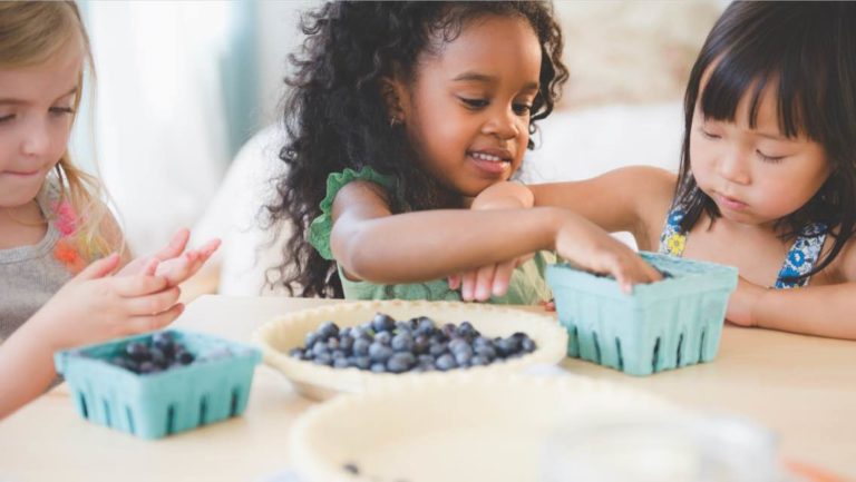 4 Easy Ways To Encourage Healthy Eating in Kids
